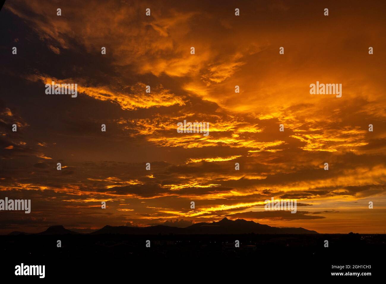 Gunung kubah nationalpark -Fotos und -Bildmaterial in hoher Auflösung ...