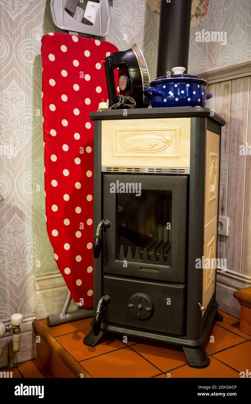 Alter holzofen mit backofen -Fotos und -Bildmaterial in hoher Auflösung ...