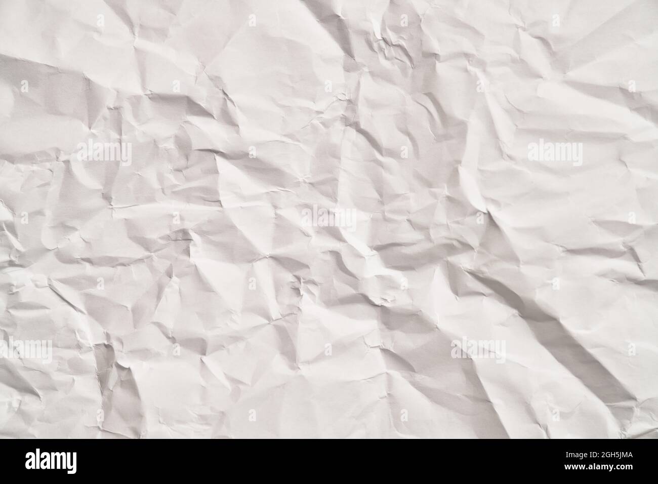 Weiße zerknitterte Papierstruktur mit Falten. Beschädigtes und ...