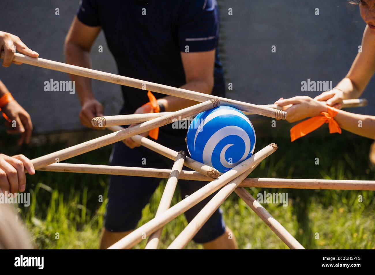 Teambuilding-Spiel für Gruppen von Menschen für immer Teamgeist und die ...