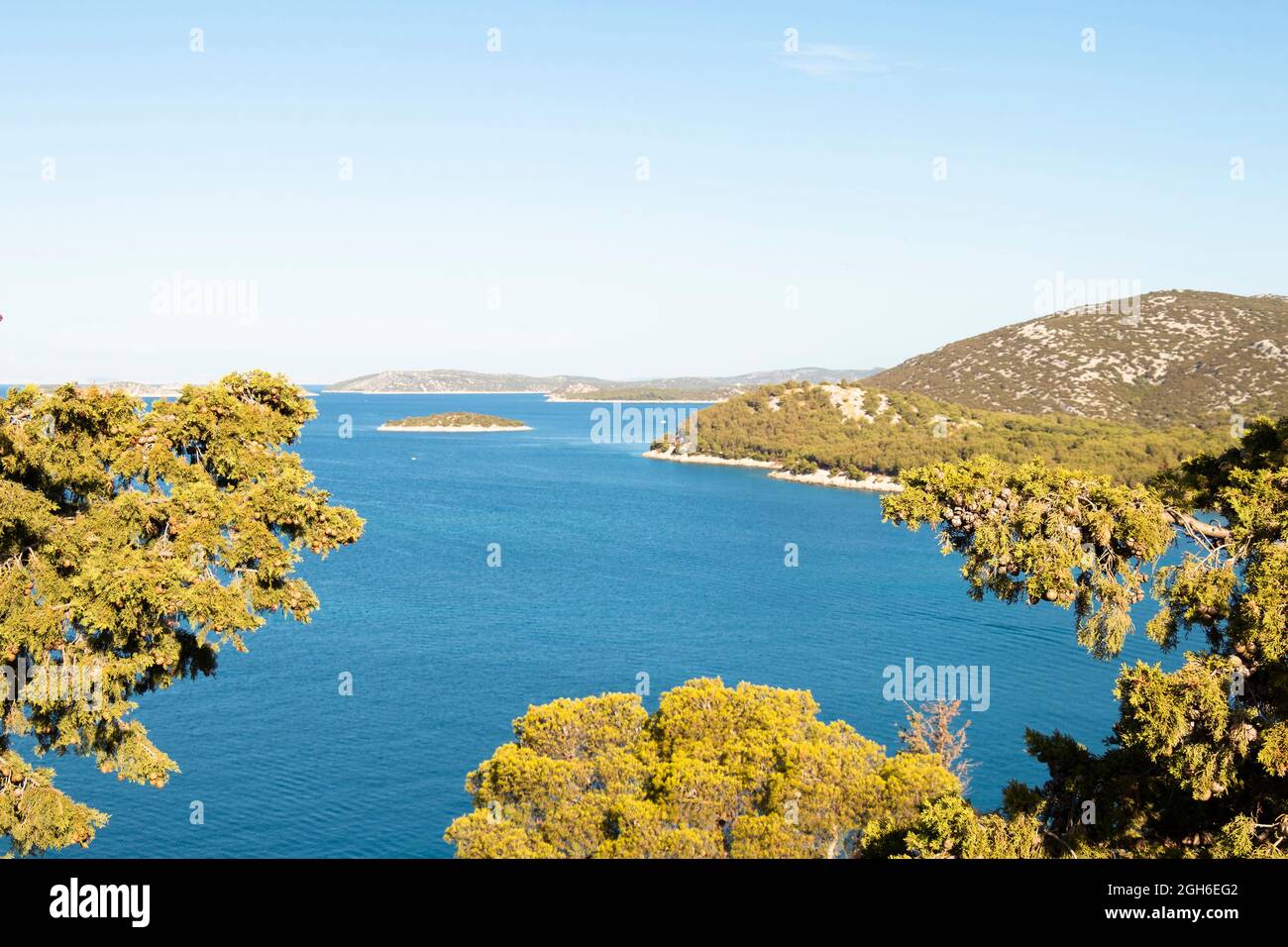 Pinien mediterran meer -Fotos und -Bildmaterial in hoher Auflösung – Alamy