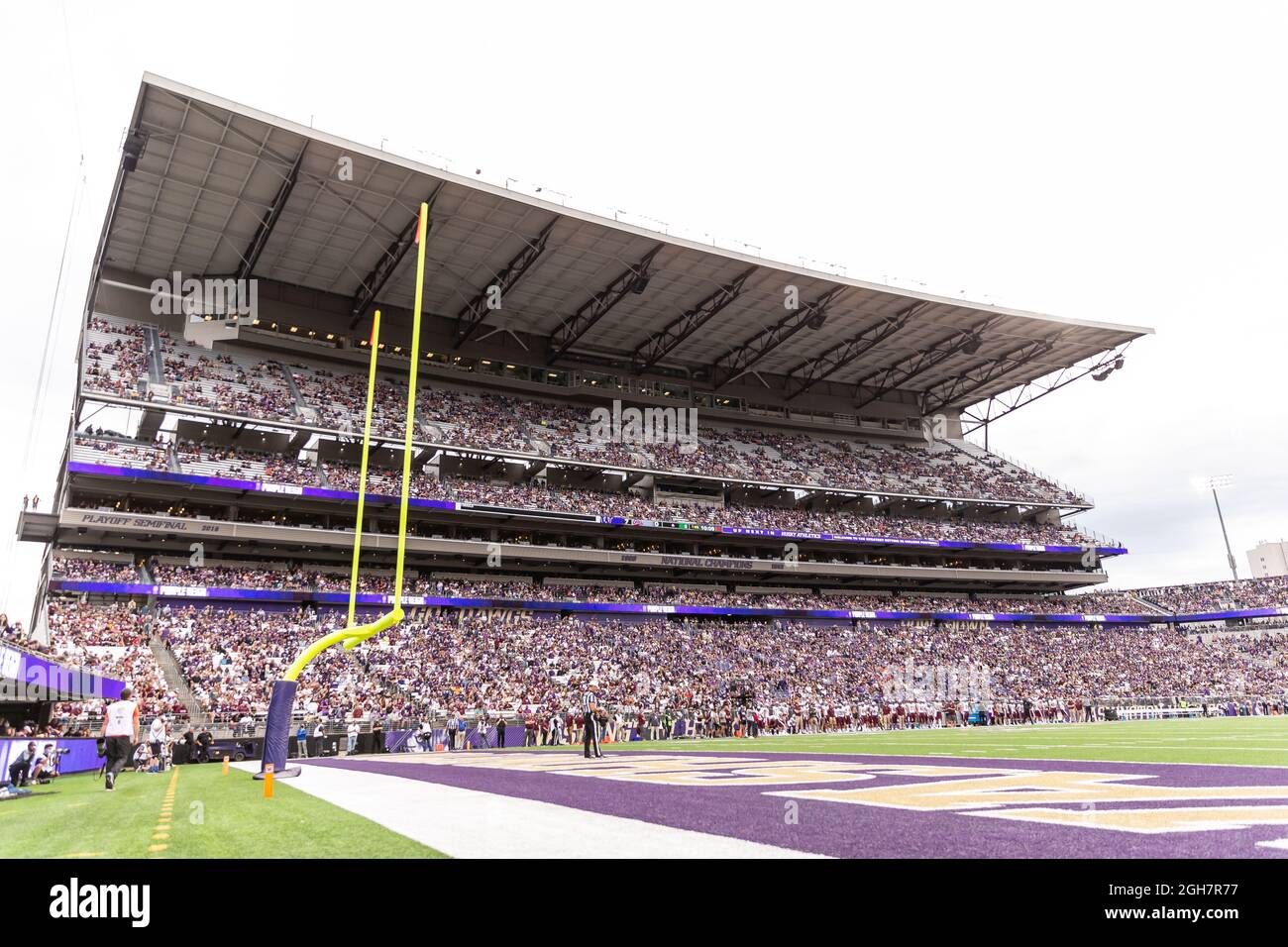 College football stadium -Fotos und -Bildmaterial in hoher Auflösung ...