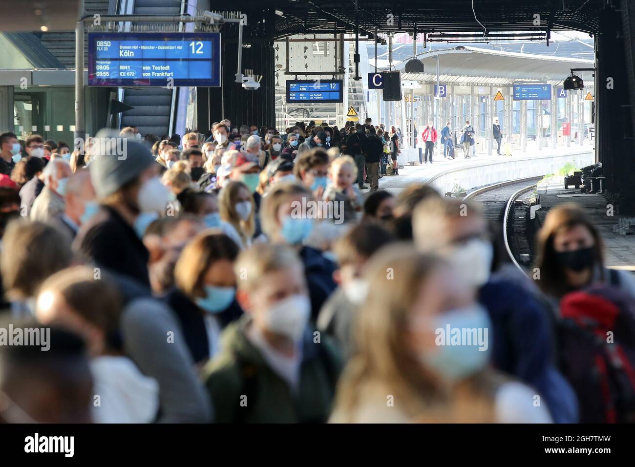 Hamburg, Deutschland. September 2021. Reisende warten am Hauptbahnhof auf einen Zug. Die ...
