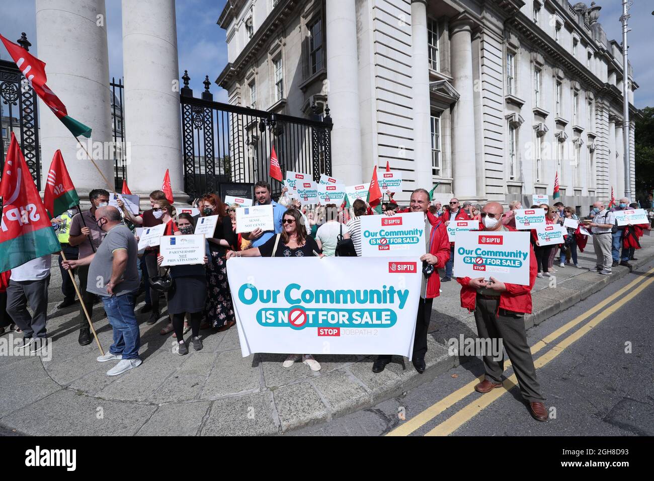 Mitglieder der Gewerkschaft SIPTU protestieren vor den ...