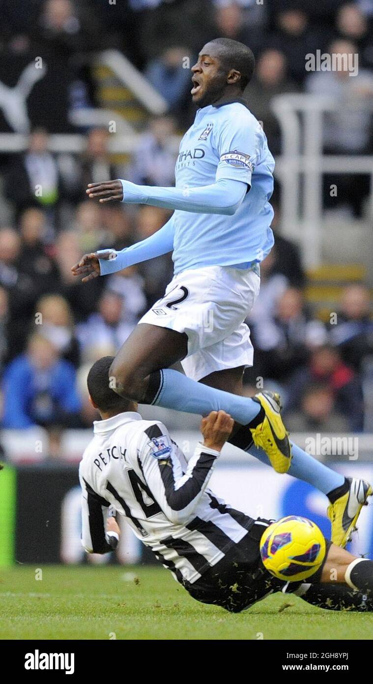 Yaya Toure aus Manchester City springt beim Barclays Premier League ...