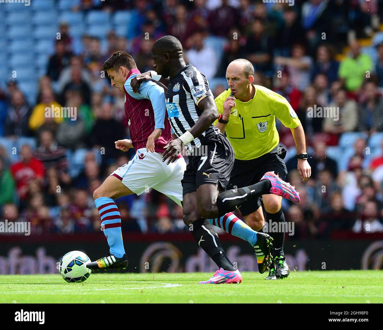 Schiedsrichter Mike Read hat Ashley Westwood von Aston Villa im Auge ...