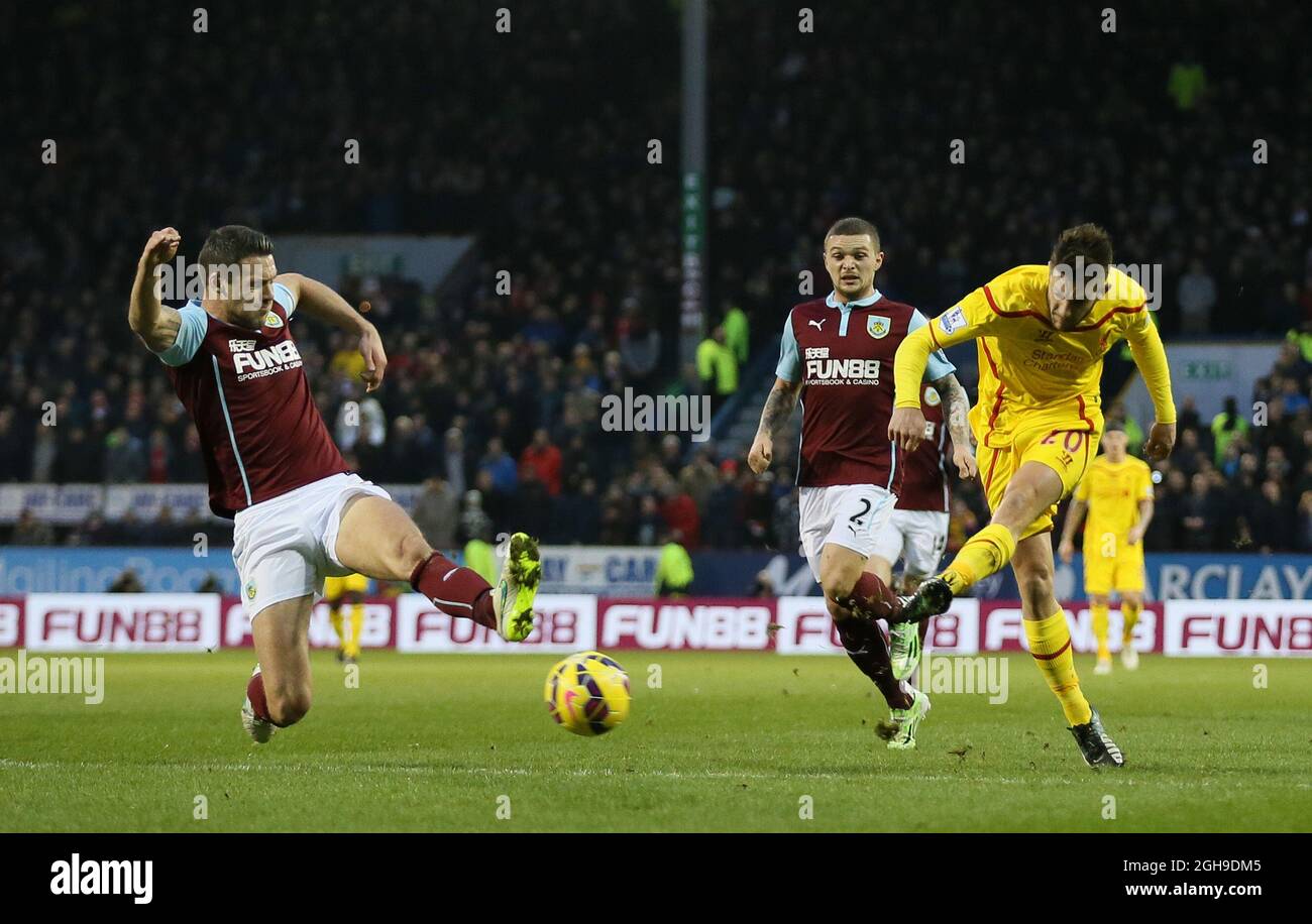Adam Lallana von Liverpool schießt beim Barclays Premier League-Spiel ...