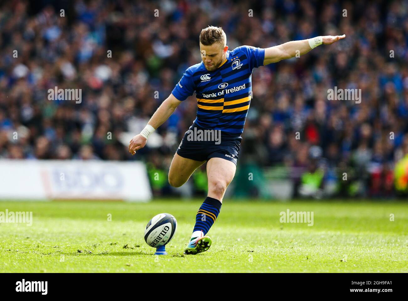 Leinsters ian madigan tritt einen elfmeter -Fotos und -Bildmaterial in ...