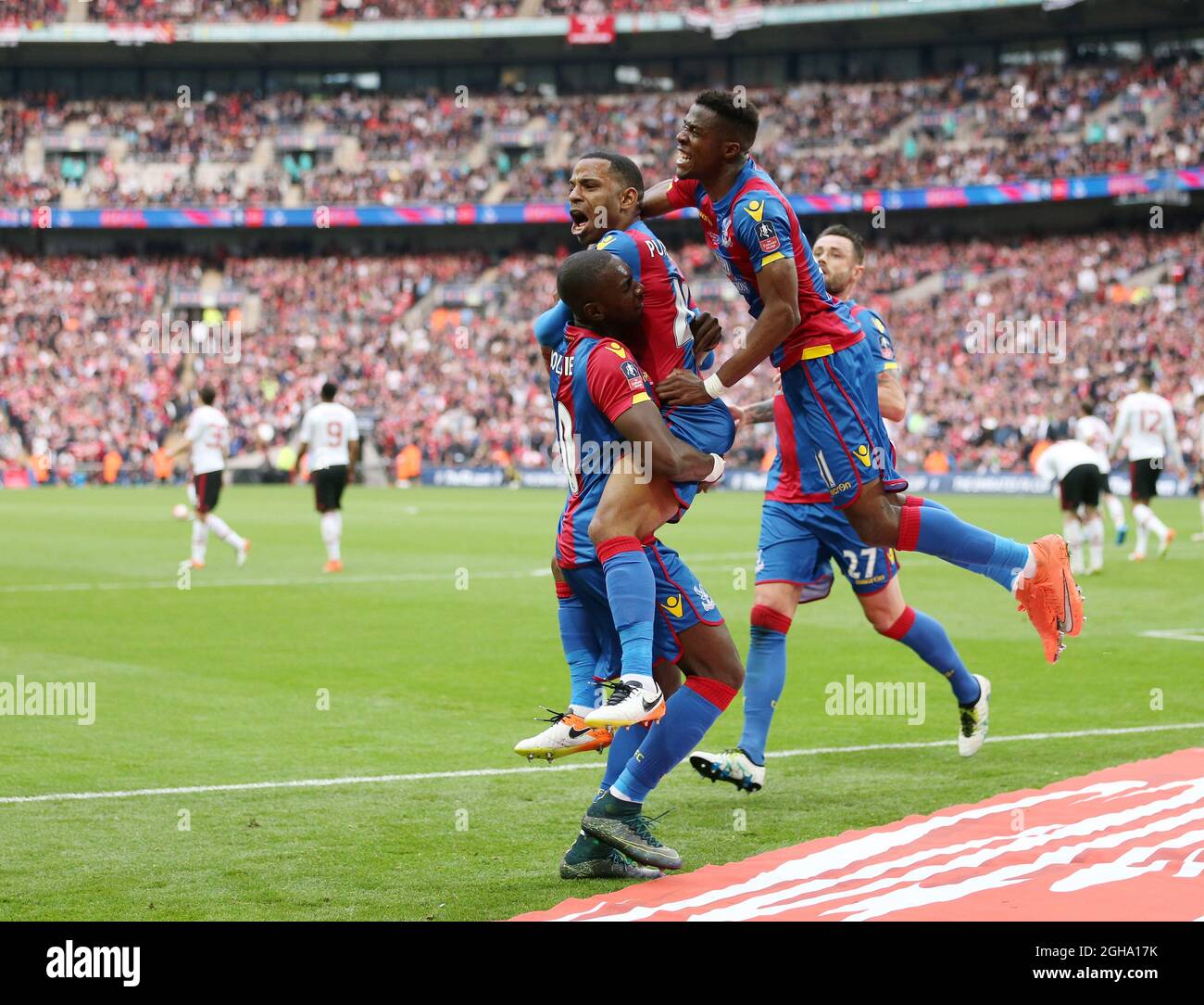 Crystal palaces jason puncheon feiert das scoring -Fotos und ...