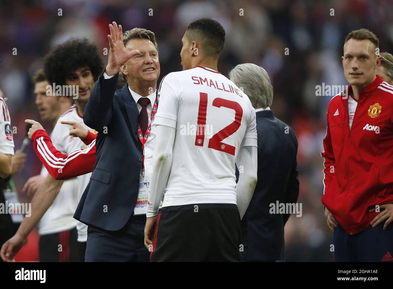 Manchester united manager louis van gaal chris smalling -Fotos und ...