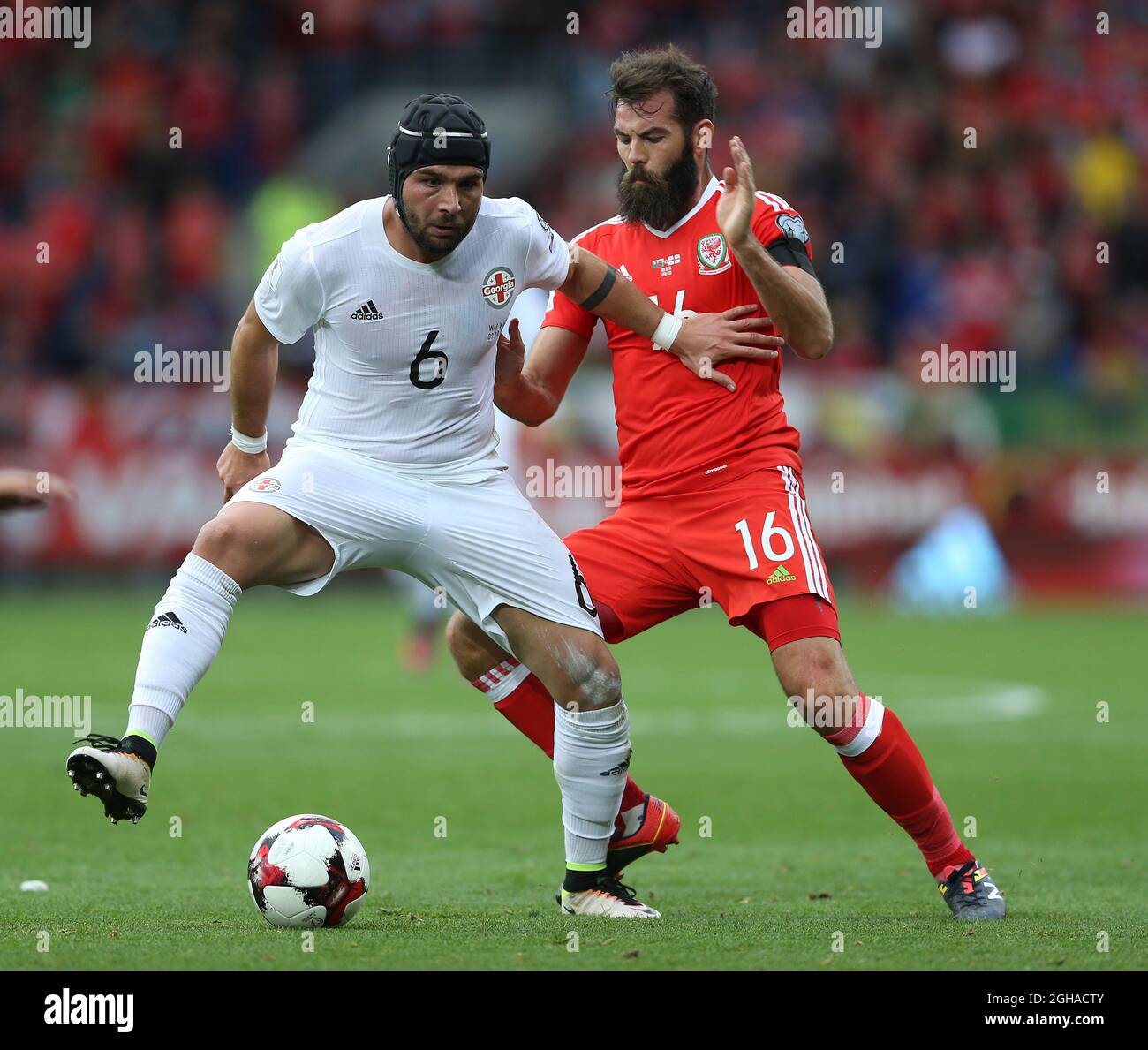 Joe Ledley aus Wales tritt beim WM-Qualifikationsspiel im Cardiff City ...