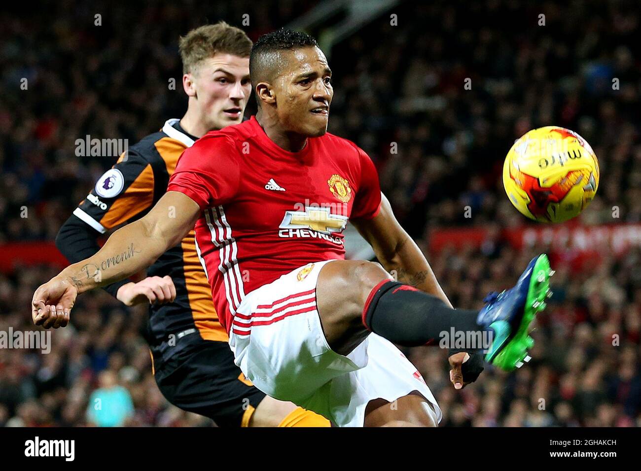 Luis Antonio Valencia von Manchester United und Josh Tymon von Hull ...
