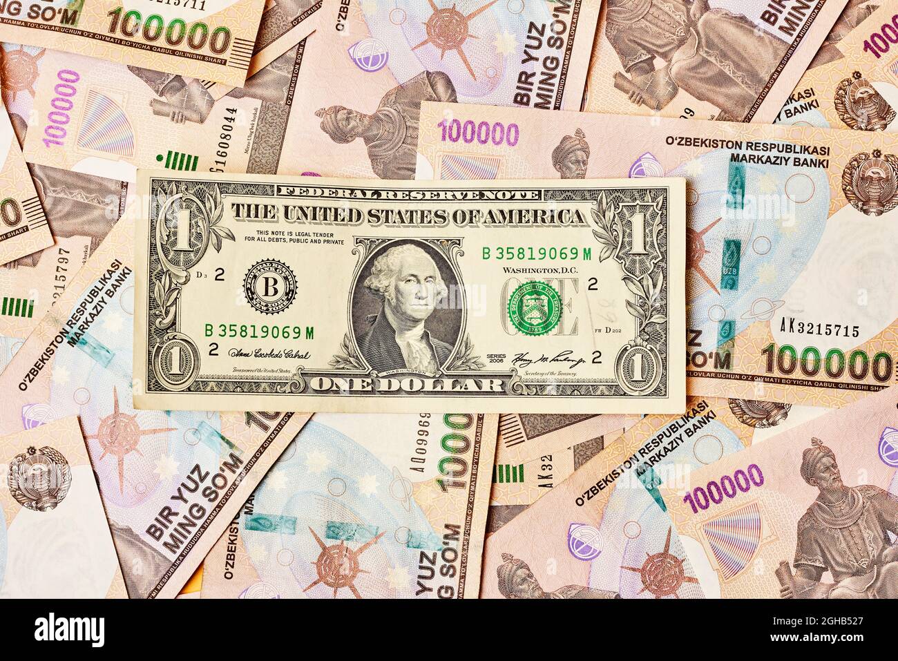 US-Dollar-Banknoten und usbekische Summen. Konzept des Wechselkurses ...