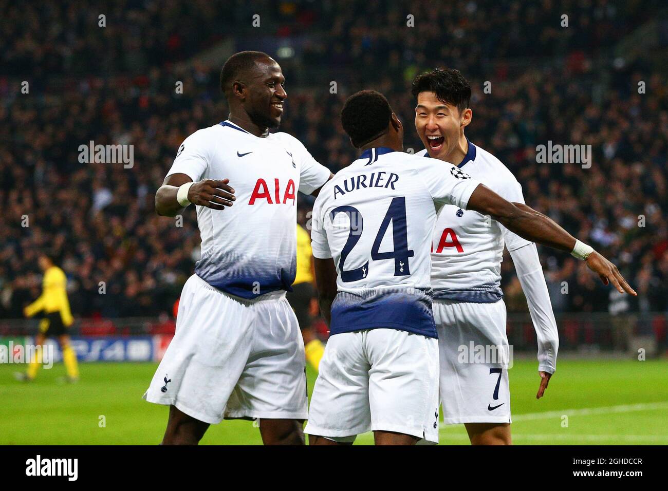 Heung-Min Son of Tottenham Hotspur feiert mit seinen Teamkollegen das Eröffnungstreffer beim ...