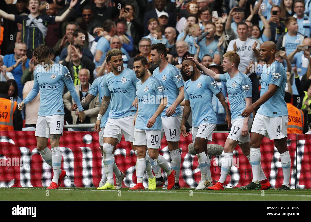 Raheem Sterling aus Manchester City (3R) feiert das fünfte Tor beim FA ...