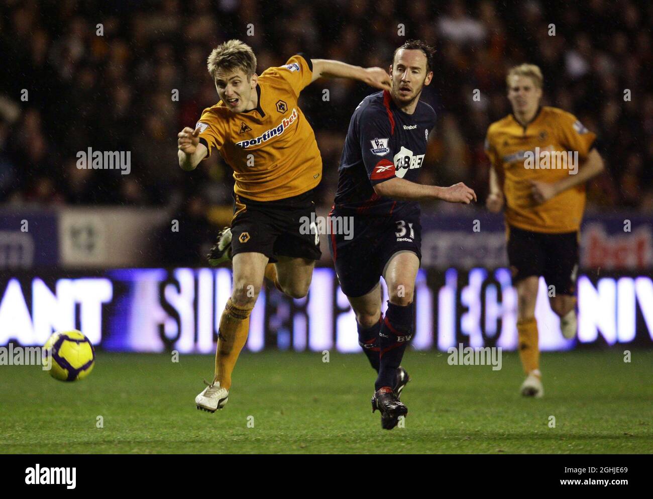 Kevin Doyle von Wolves konkurriert mit Andy O'Brien von Bolton (r ...