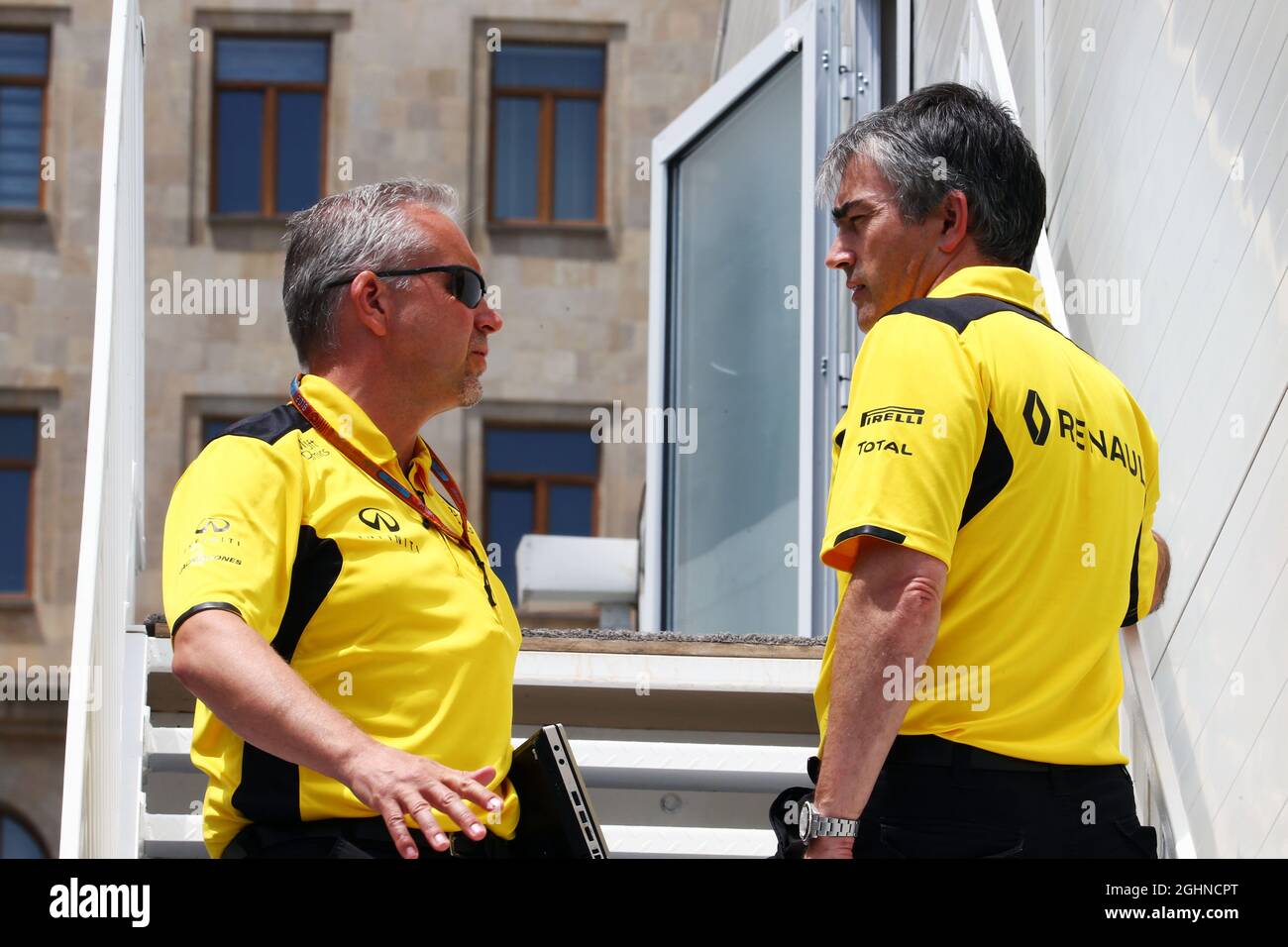 (L bis R): Paul Seaby (GBR) Renault Sport F1 Team, Teamleiter mit Nick ...