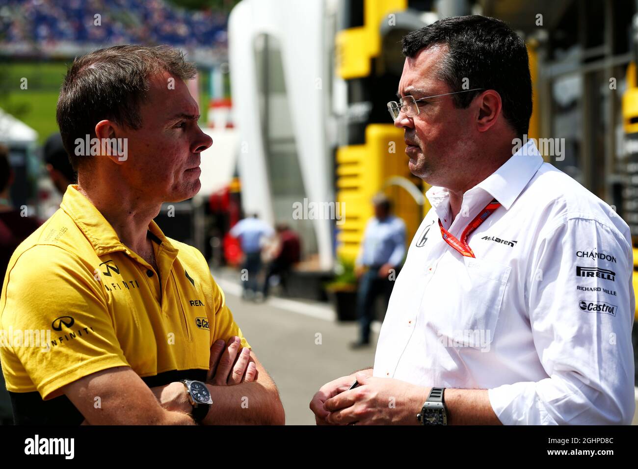 (L bis R): Alan Permane (GBR) Renault Sport F1 Team Track Side ...