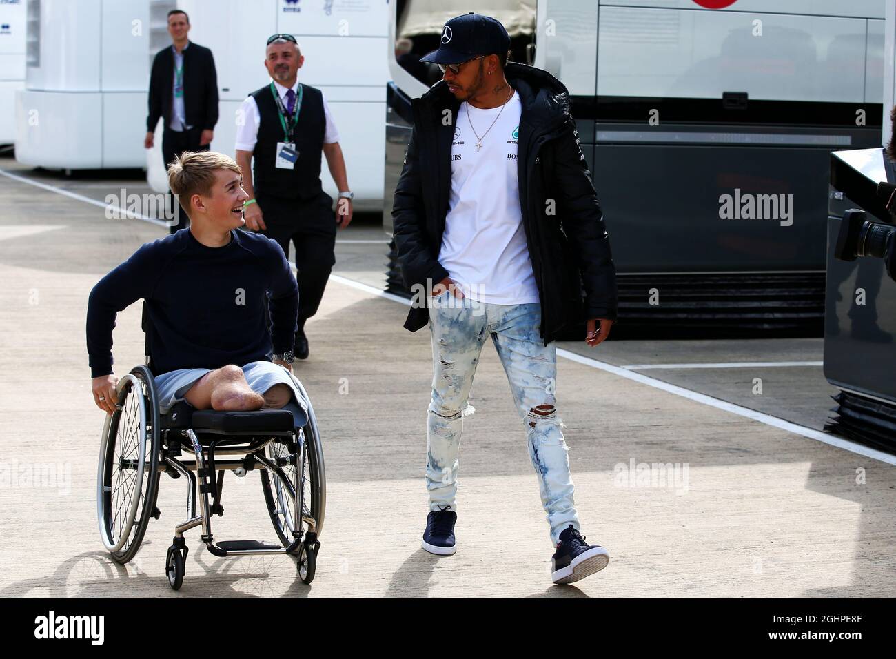 Lewis Hamilton (GBR) Mercedes AMG F1 mit Billy Monger (GBR) Rennfahrer ...