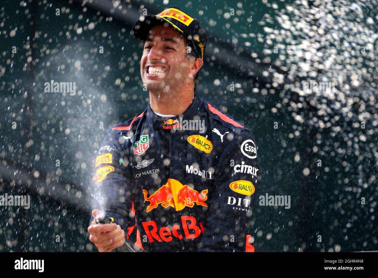 Rennsieger Daniel Ricciardo (AUS) Red Bull Racing feiert auf dem Podium ...