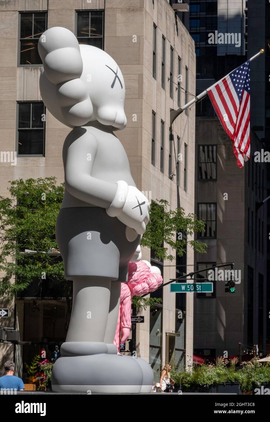 SHARE ist eine Skulptur von KAWS auf dem Rockefeller Center Plaza, New ...