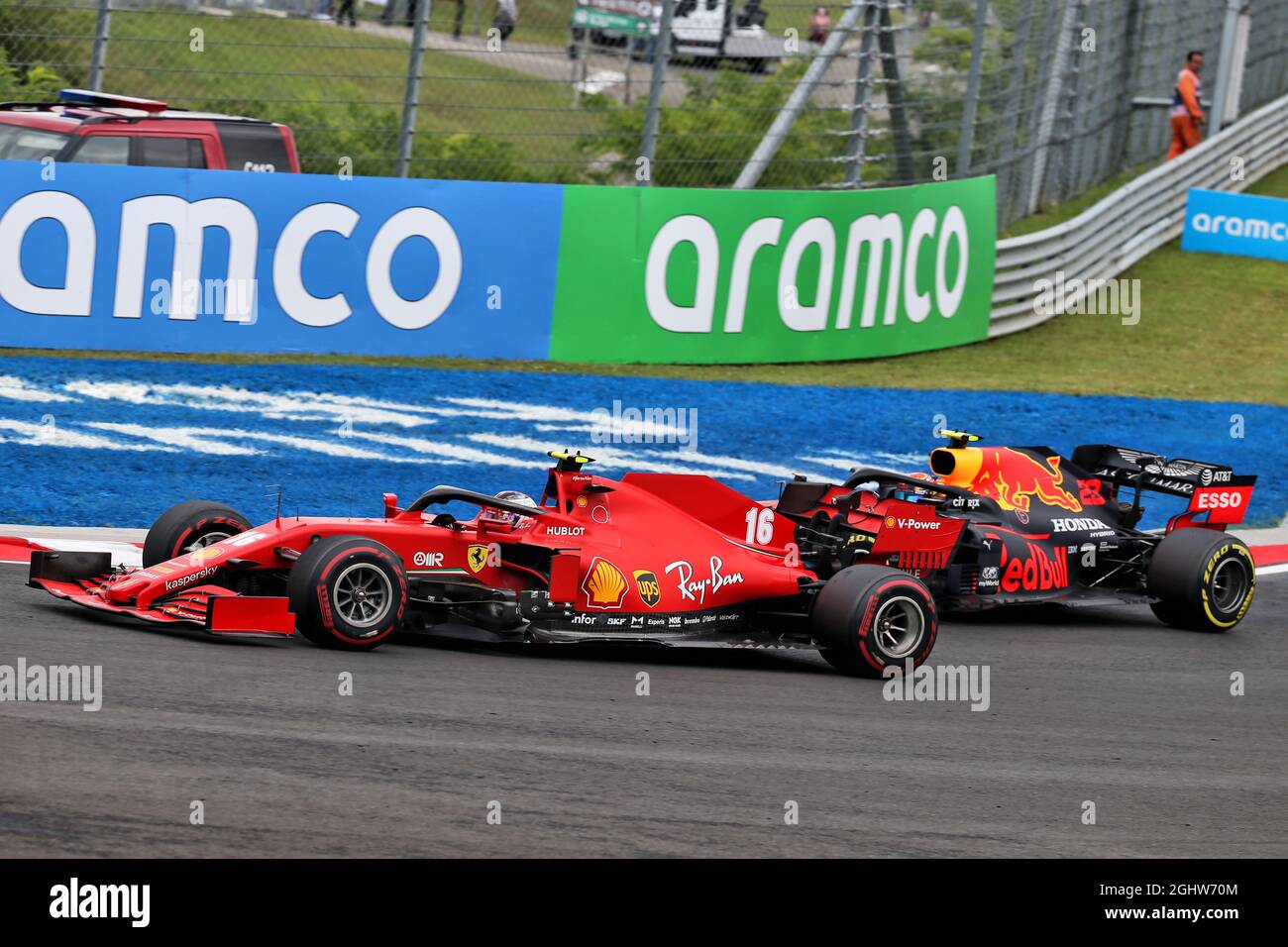 Charles Leclerc (MON) Ferrari SF1000 und Alexander Albon (THA) Red Bull ...