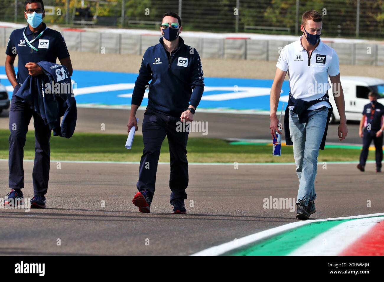 Daniil Kvyat (RUS) AlphaTauri geht mit dem Team auf den Rundkurs. 30.10 ...