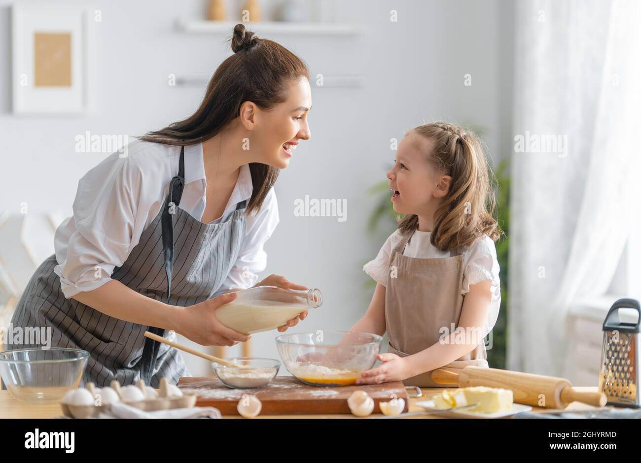Glückliche liebevolle Familie bereiten gemeinsam Bäckerei. Mutter und ...