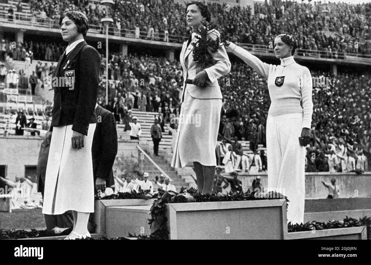 Olympia 1936, Berlin - die Sieger des Fechtwettbewerbs werden im ...