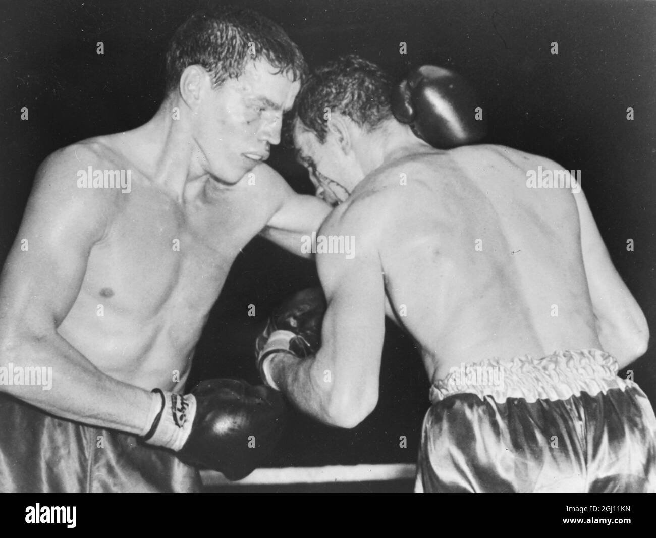 BOXER PAUL PENDER UND TERRY DOWNES IM BOXKAMPF IN LONDON 12 JULY 1961 Stockfotografie - Alamy