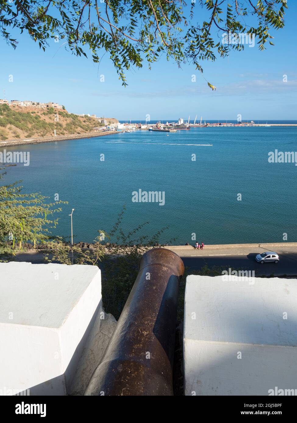 Blick von Plato auf den Hafen. Die Hauptstadt Praia an der Ilha de ...