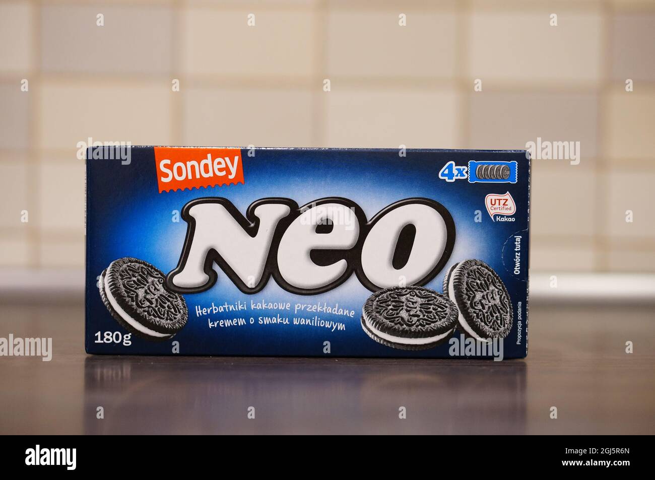 POZNAN, POLEN - 22. Mai 2017: Die Sondey Neo Kekse mit Creme in einer ...