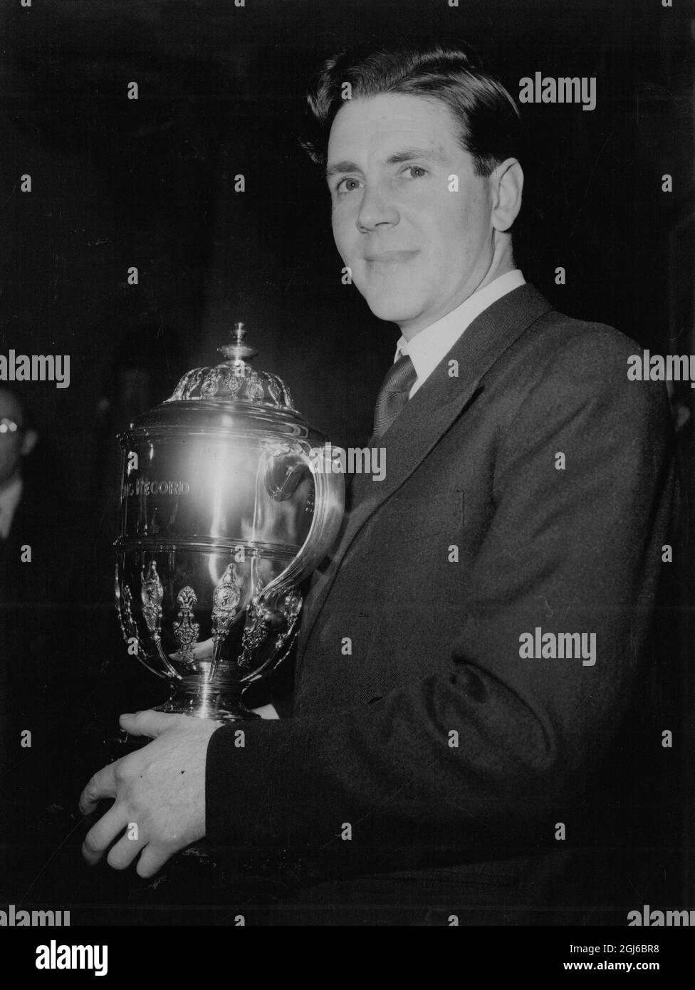 Geoffrey Ernest Duke, der Weltmeister im Motorradsport, erhält die ...