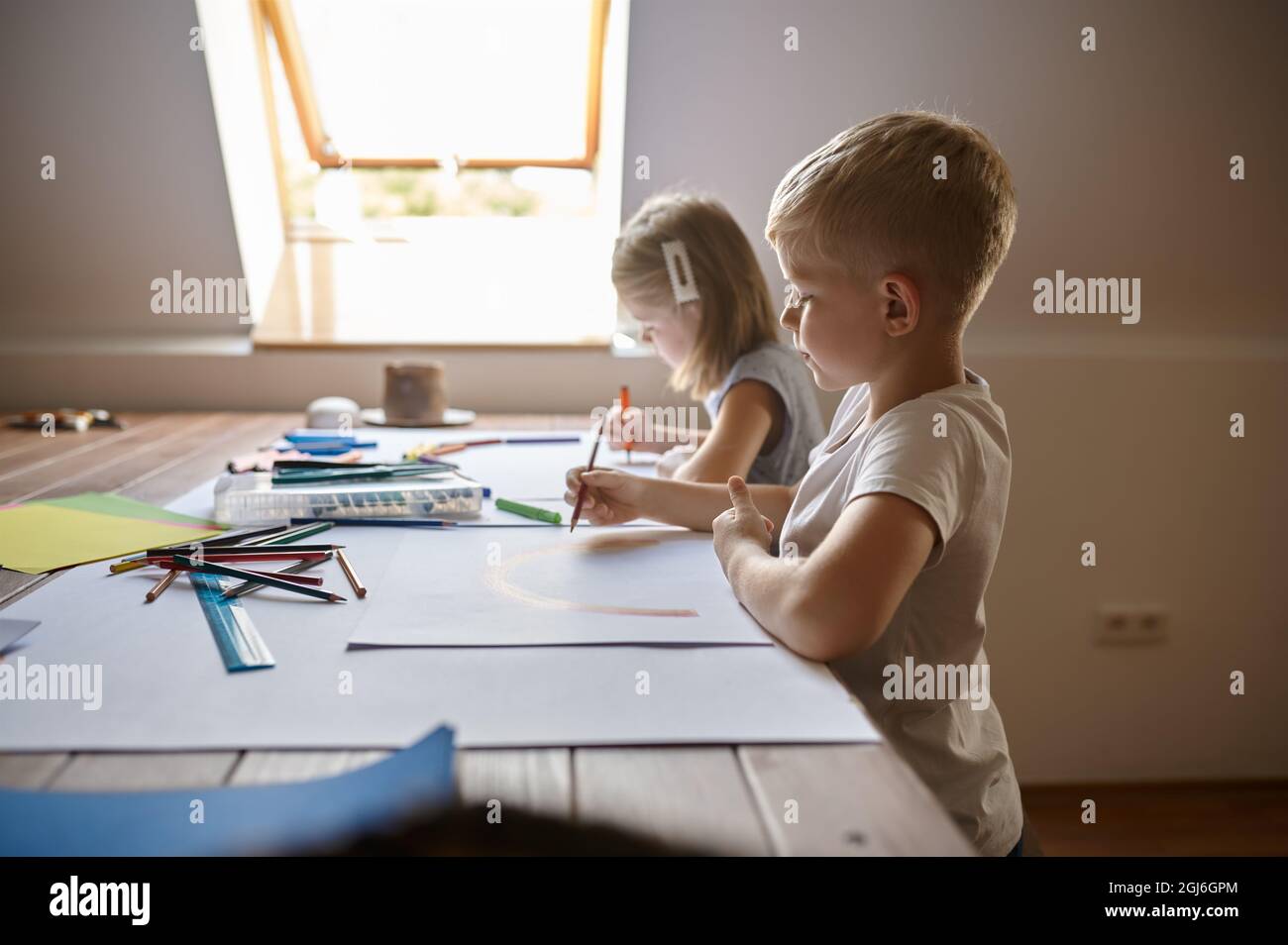 Zwei kinder malen kunst -Fotos und -Bildmaterial in hoher Auflösung – Alamy