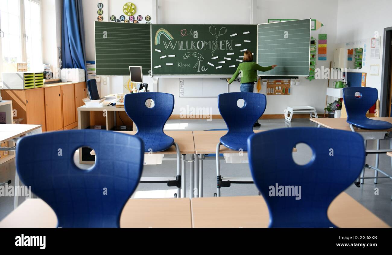 09. September 2021, Bayern, München: ILLUSTRATION - Schulleiterin ...