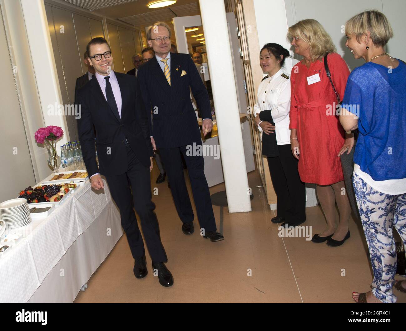 STOCKHOLM 20130603 Prinz Daniel wird zusammen mit Professor anders ...