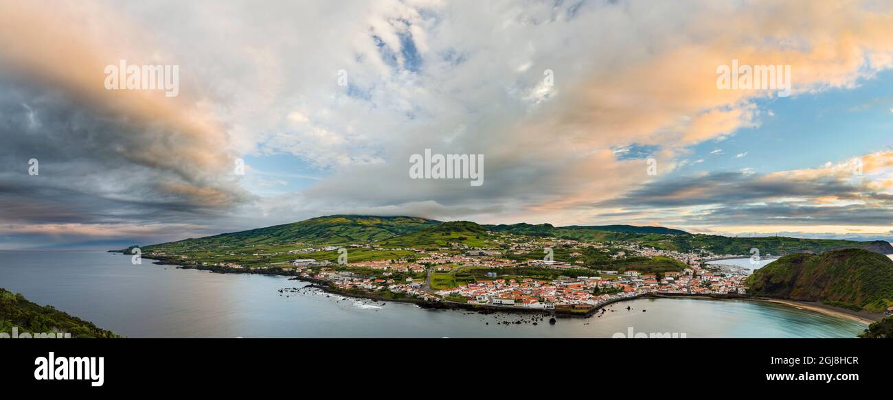 Horta, die Hauptstadt von Faial. Vulkan Cabeco Gordo im Hintergrund ...