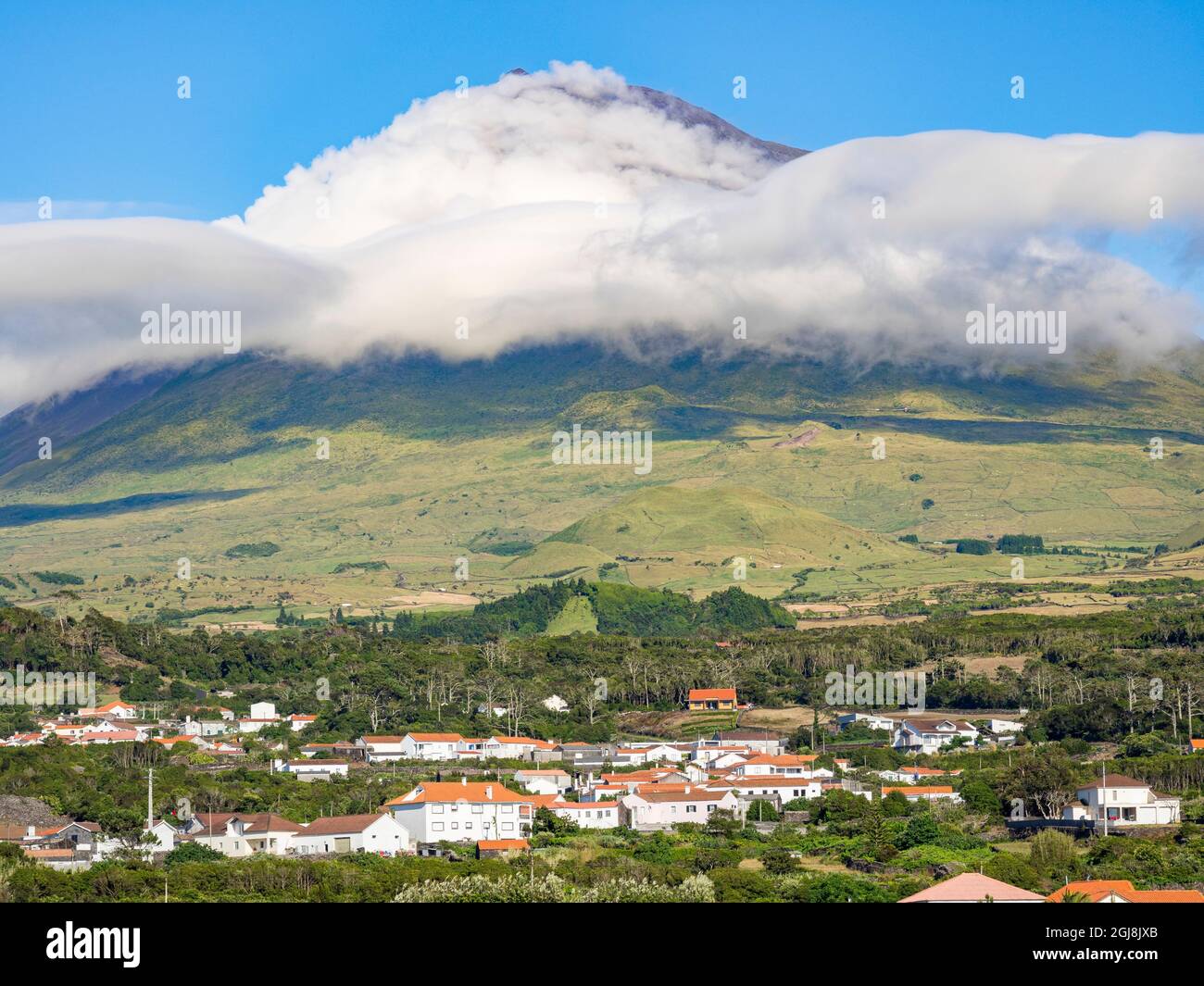 Dorf Criacao Velha, Vulkan Pico im Hintergrund. Pico Island, eine Insel ...