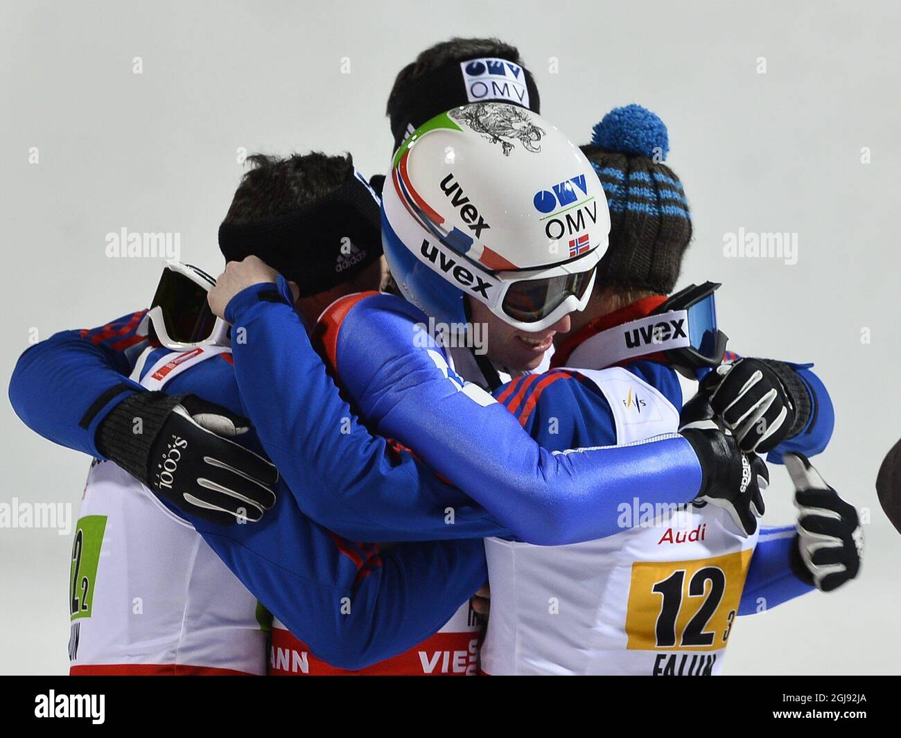 Die norwegische Rune Velta, Zentrum mit Helm, wird von seinen ...