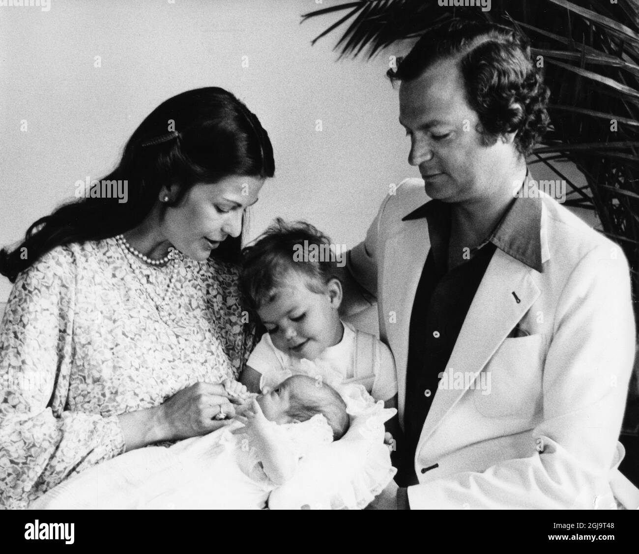 Arkiv 1979 De forst bilderna pa prins Carl Philip med Mama drottning ...
