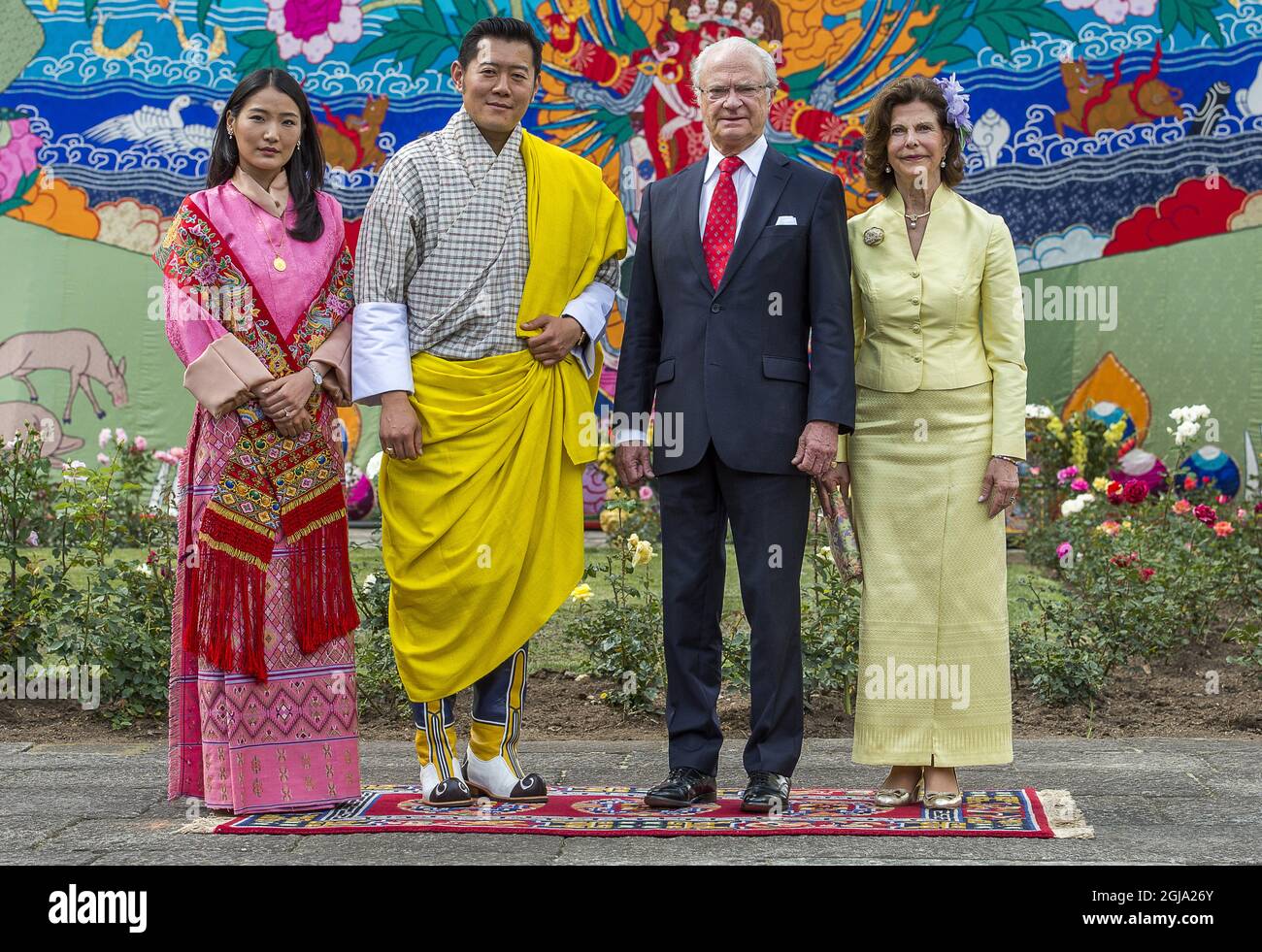King jigme khesar namgyel wangchuck and the queen jetsun pema -Fotos ...