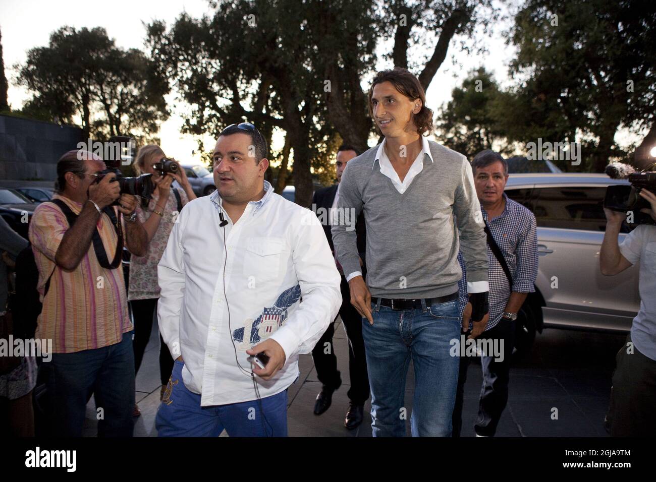 Der Fußballspieler Zatan Ibrahimovic kommt nach Barcelona, um einen ...