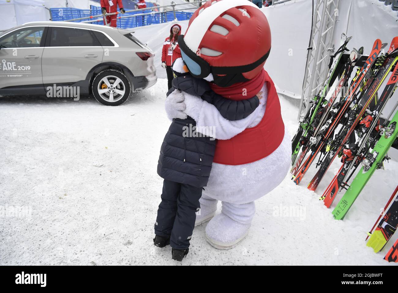 Prinzessin Estelle umarmt die Maskotte 'Valle'dwährend der WM Alpin in ...