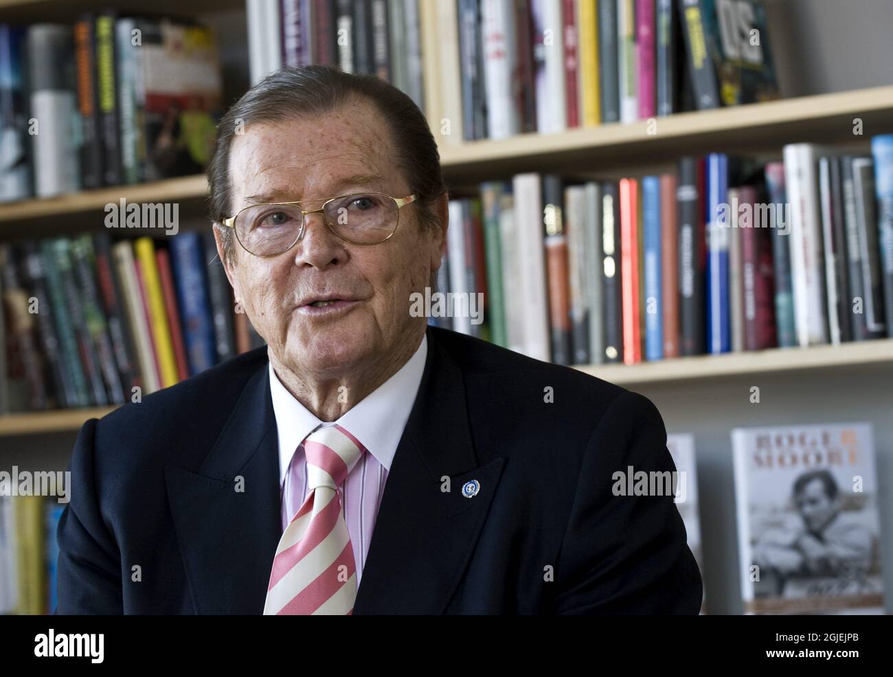 Britsh Schauspieler und Botschafter von UNICEF Sir Roger Moore wirbt in ...