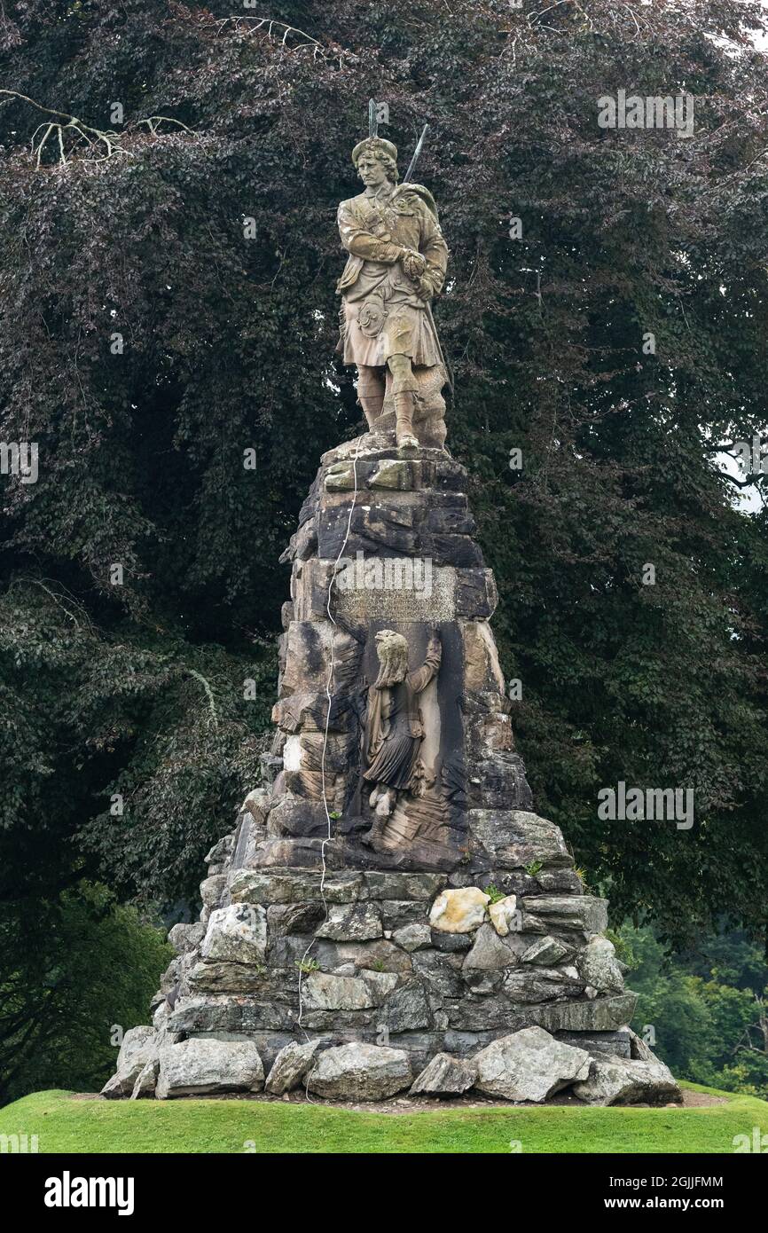 Das Black Watch Memorial - große Cairn mit Statue des privaten Farquhar ...