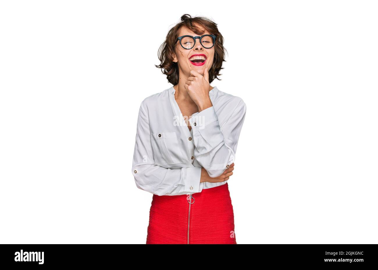 Junge hispanische Frau mit Business-Stil und Brille, die selbstbewusst ... Junge hispanische Frau mit Business-Stil und Brille, die selbstbewusst ...