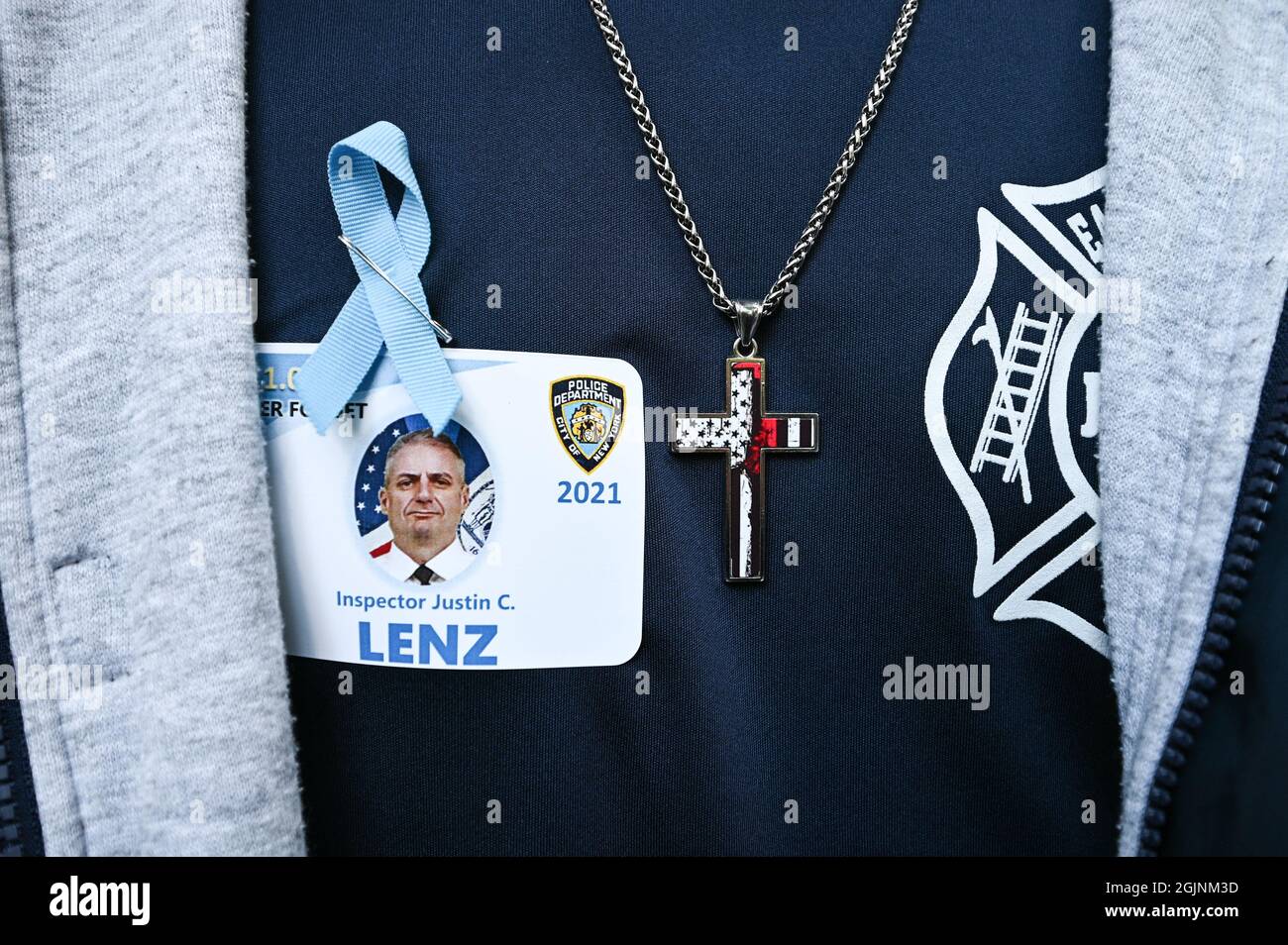New York, USA. September 2021. Aidan Cole trägt eine Plakette zu Ehren ...