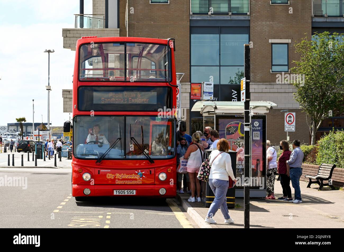Poole, Dorset, England - 2021. Juni: Besucher steigen in einen Hop-on ...