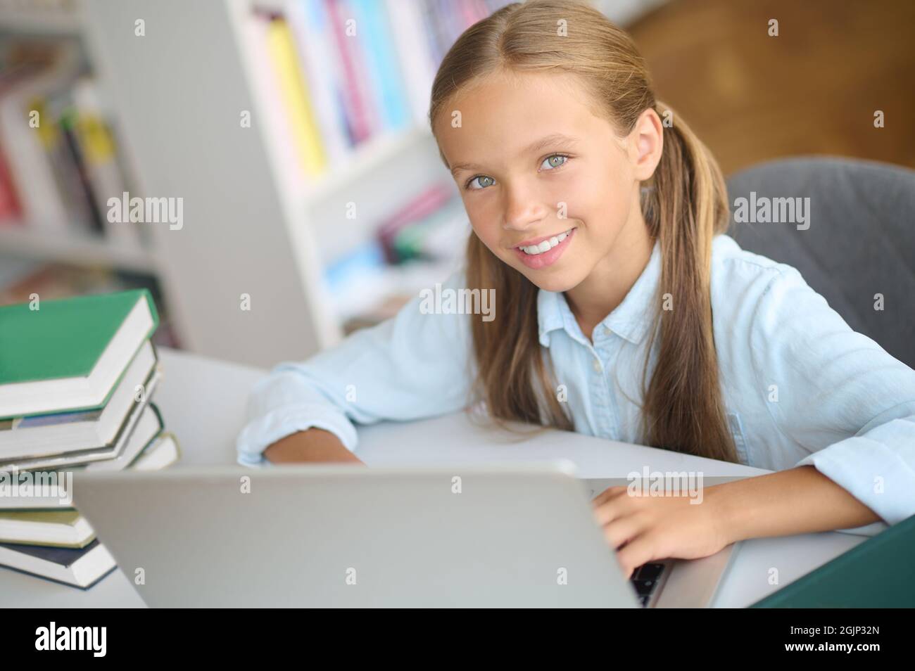 Blondes schulmädchen -Fotos und -Bildmaterial in hoher Auflösung – Alamy