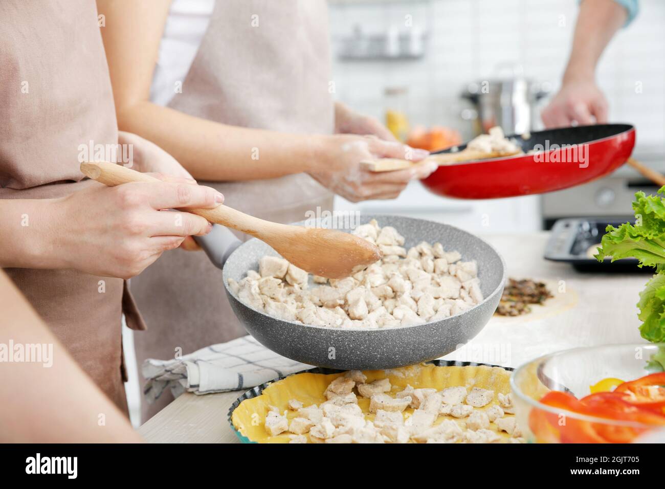 Gruppe von Menschen, die die Zubereitung von Speisen an Kochkurse ...